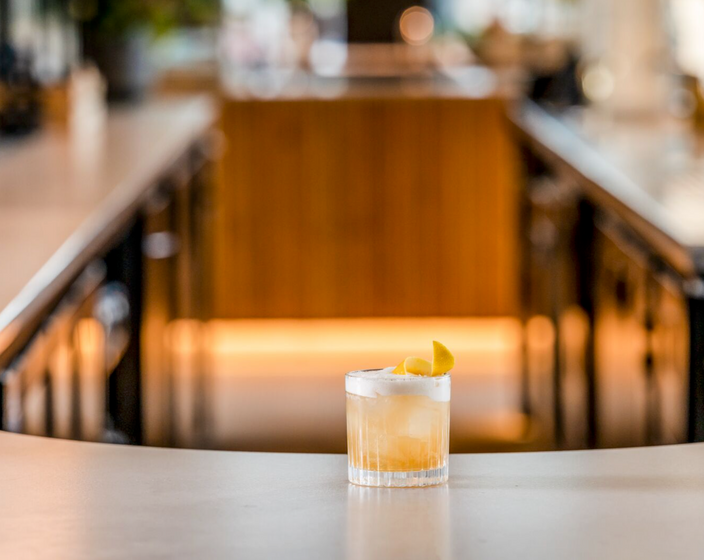 What Is a Well Drink and Why Is It Ordered So Often? - MixLab